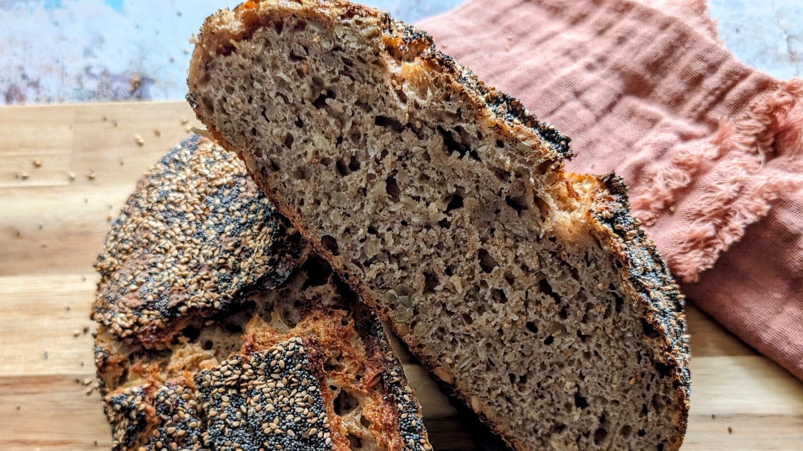 Leckeres Dreikorn-Sauerteig-Brot mit Sonnenblumenkernen